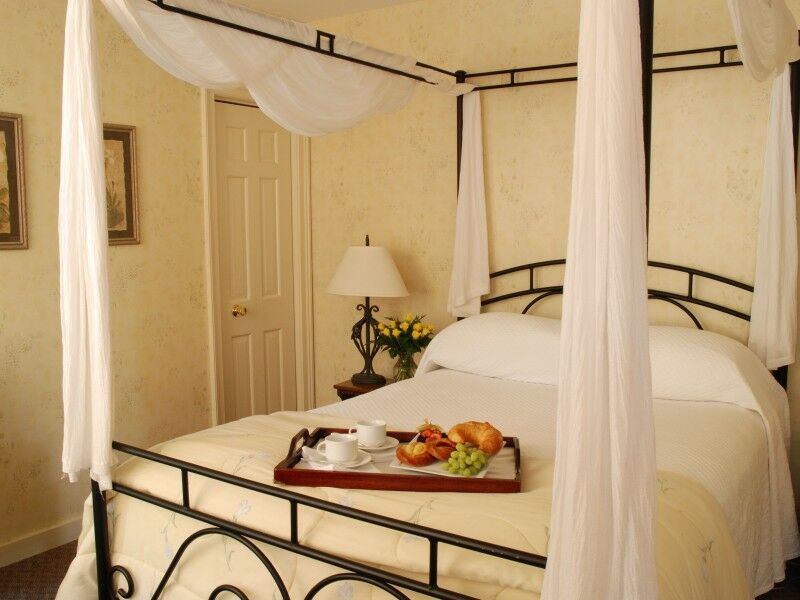 MOFFAT INN | ⋆⋆⋆ | NIAGARA-ON-THE-LAKE, CANADA | SEASON DEALS FROM $145