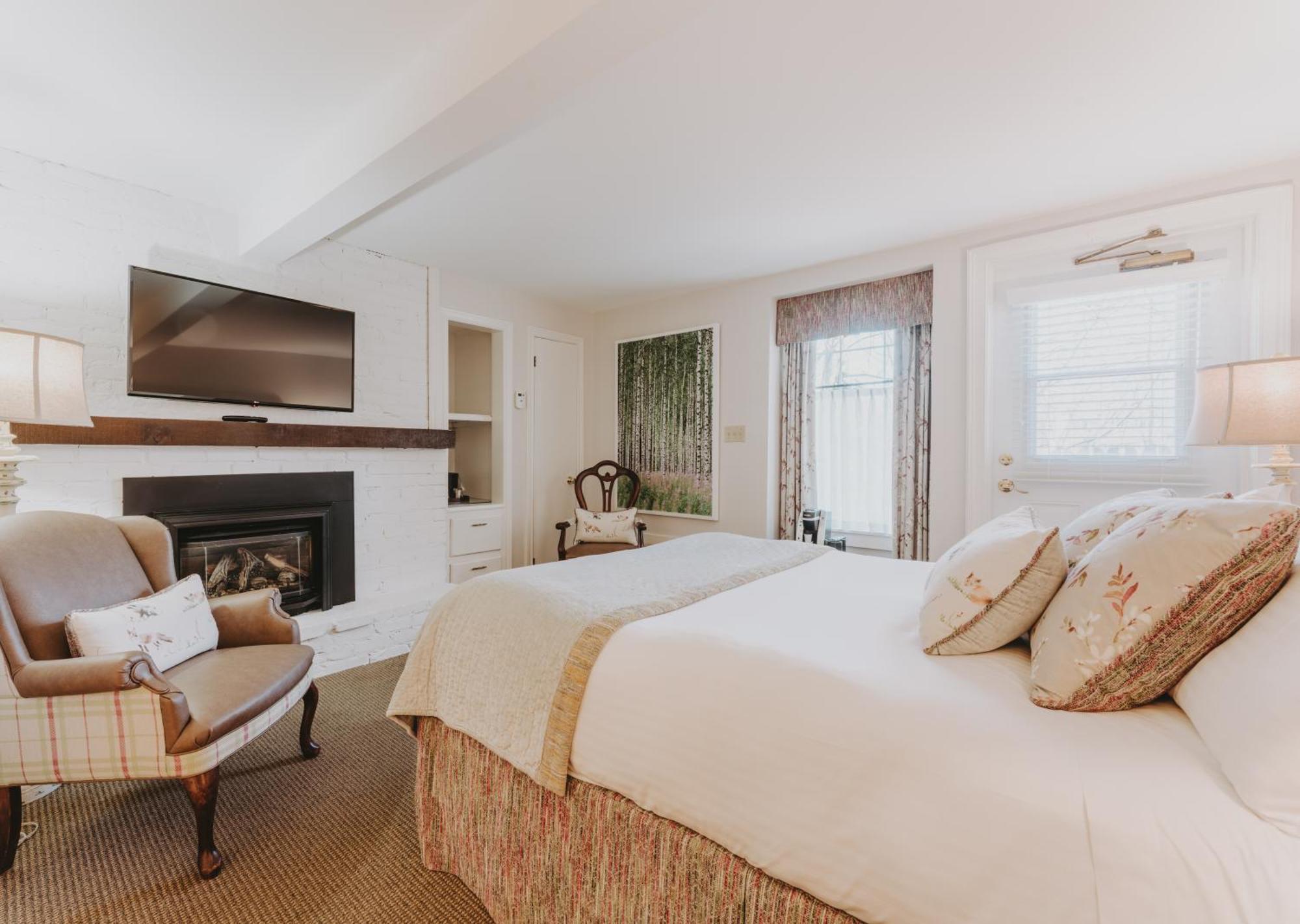 MOFFAT INN | ⋆⋆⋆ | NIAGARA-ON-THE-LAKE, CANADA | SEASON DEALS FROM $145