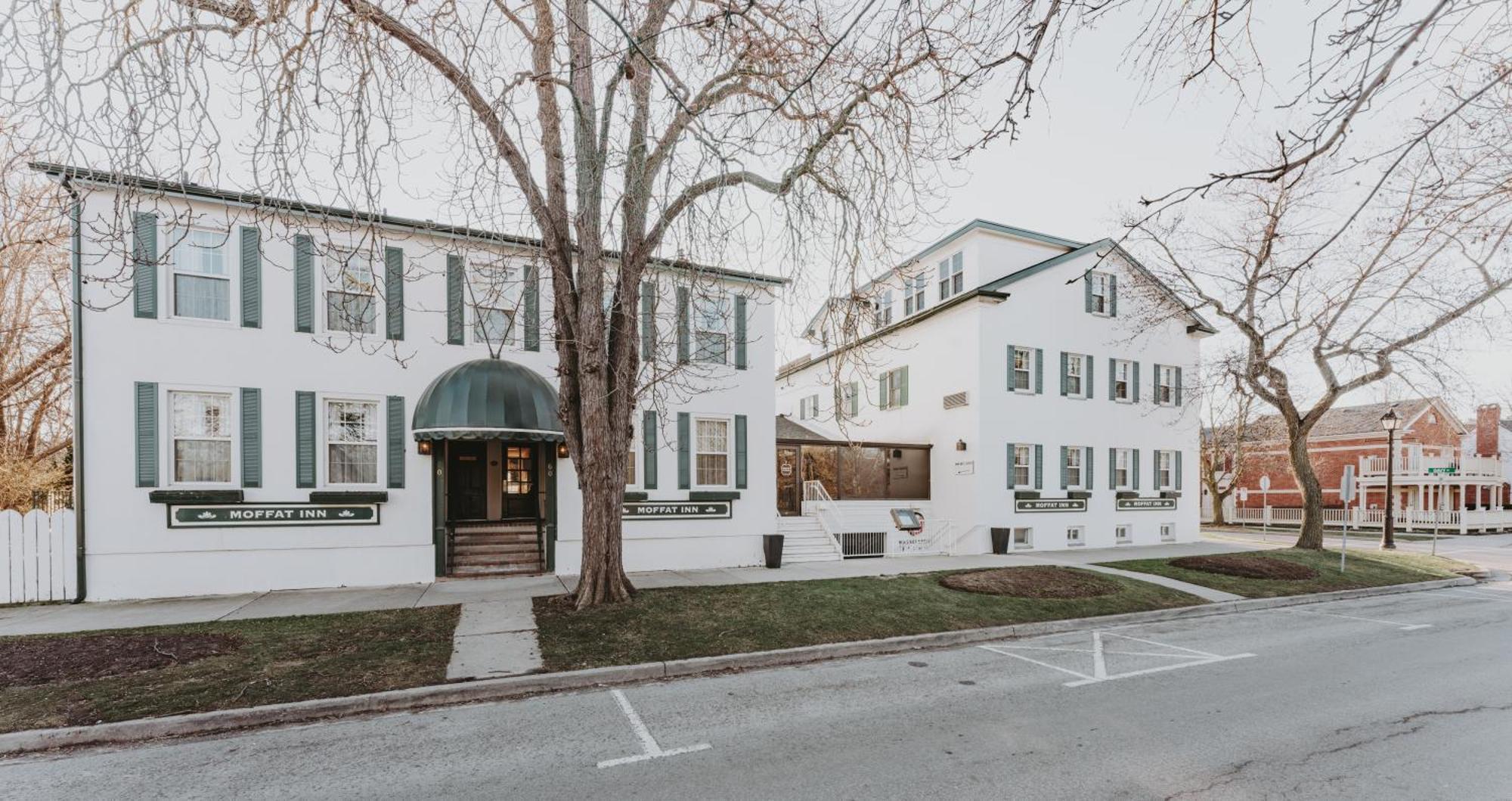 MOFFAT INN | ⋆⋆⋆ | NIAGARA-ON-THE-LAKE, CANADA | SEASON DEALS FROM $145