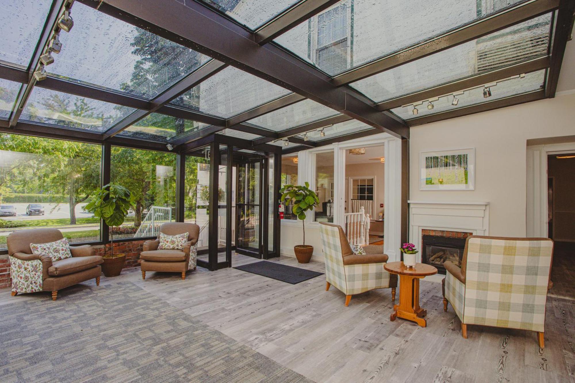 MOFFAT INN | ⋆⋆⋆ | NIAGARA-ON-THE-LAKE, CANADA | SEASON DEALS FROM $145