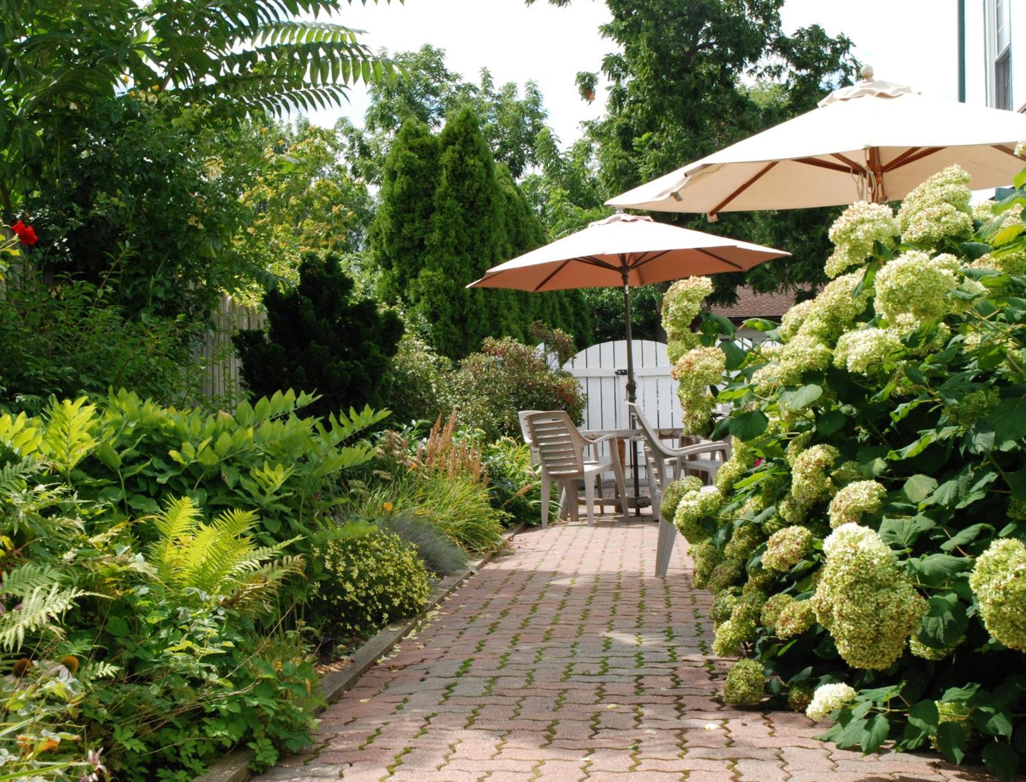 MOFFAT INN | ⋆⋆⋆ | NIAGARA-ON-THE-LAKE, CANADA | SEASON DEALS FROM $145